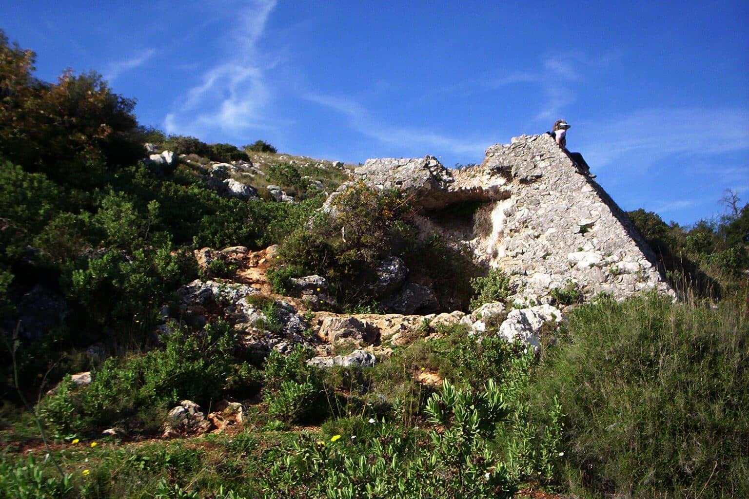 Mystère près de Nice : cette pyramide méconnue intrigue les chercheurs ...